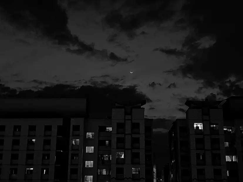 Pher Chi Khing的Crescent Moon | 当代艺术的网上艺术商店 | ArtSticker