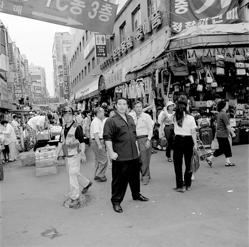 The Taegeukgi Grandmother (Namdaemun Market), by Area Park | 現代アートの販売 ...